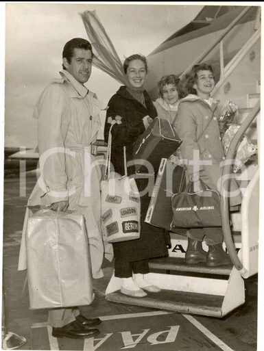 1958 LONDON AIRPORT Gordon SCOTT and Vera MILES flying home for ...
