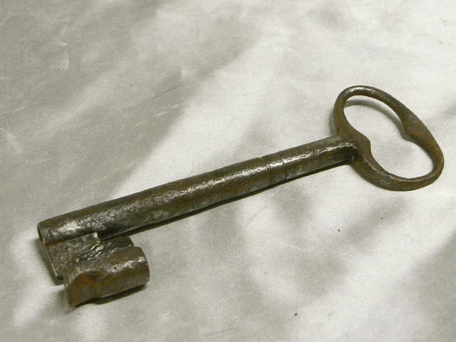 ANCIENNE GRANDE CLE Fer Forge Clef Chateau Porte Serrure Key EUR 38,00 ...