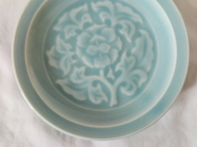 CELEDON STUDIO POTTERY dish, lovely incised floral decoration £30.00 ...
