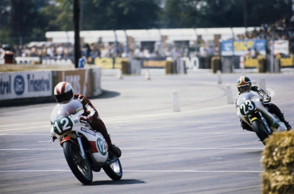 V CTOR PALOMO YAMAHA leads Tom Herron Yamaha 1976 Motorcycle Racing Old ...