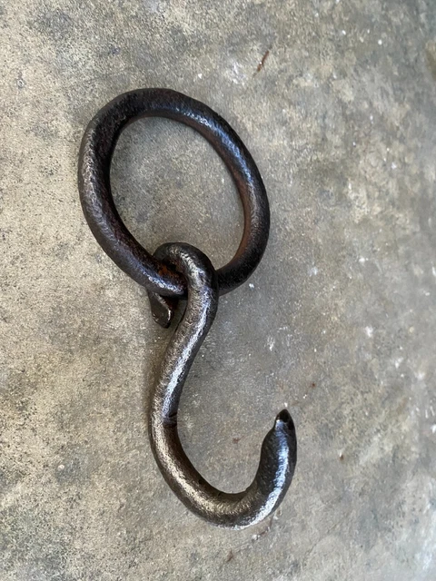 ANCIEN ANNEAU ET crochet en fer forgé,ferrure penture heurtoir EUR 13 ...