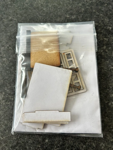 PETITE PROPERTIES 1:48 Scale Jacobean Four Poster Bed Card Kit New ...