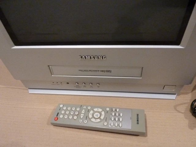 SAMSUNG CRT RETRO TV / VHS COMBI - 15" - MODEL TI-15X5 **Faulty Speaker ...