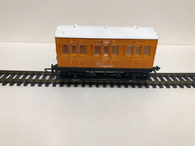 HORNBY COLLECTABLE Thomas The Tank Engine - Clarabel Coach OO R016 ...