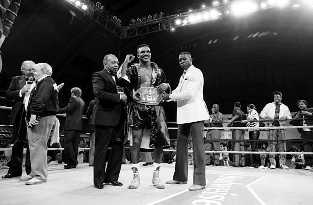 EVANDER HOLYFIELD POSES With His Belt Before The Fight Old Boxing Photo ...
