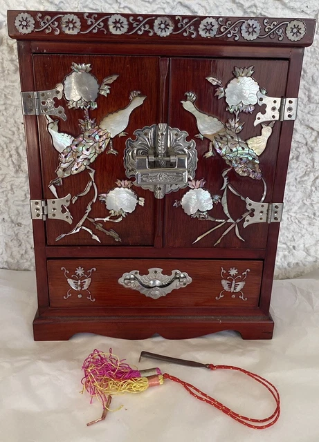 ANCIEN PETIT CABINET chine/ coffret bois laqué incrustation de nacre ...