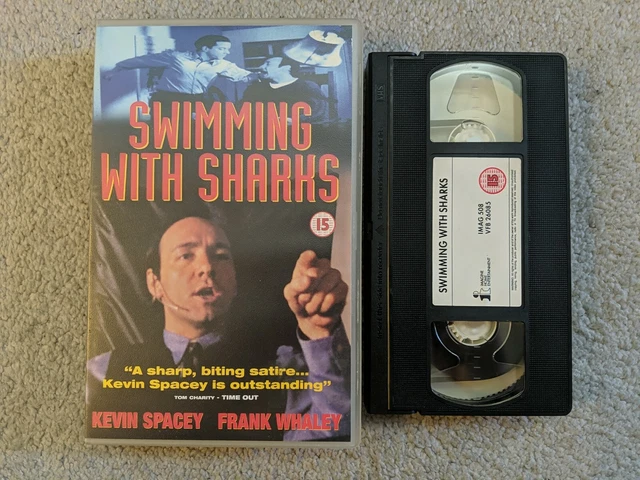 SWIMMING WITH SHARKS VHS Video Big Box Ex Rental EUR 8,17 - PicClick IT