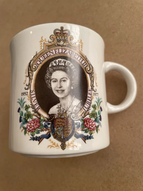 QUEEN ELIZABETH SILVER Jubilee 1952 - 1977 Commemorative Mug £5.91 ...