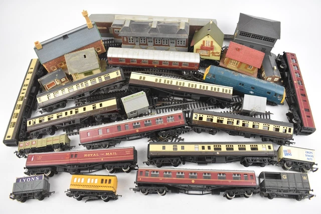JOB LOT OF Model Train Set Carriages Tracks Buildings Triang, Hornby ...