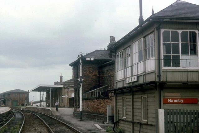 NEWARK CASTLE STATION & Signal Box Notts 1978 Rail Photo £2.70 ...