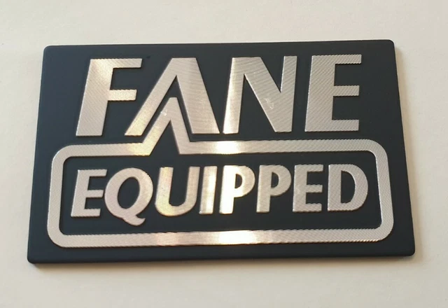 BADGE LOGO EMBLEME FANE EQUIPPED NOIR ET CHROME 6,5cm x 4cm metal alu ...