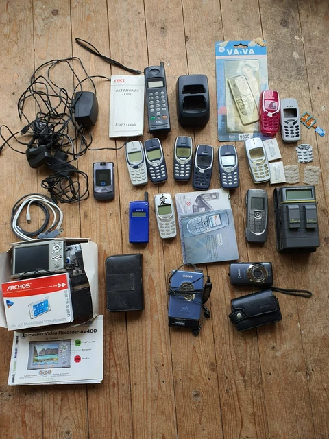 VINTAGE TECH ITEMS; mobiles, mob cases, portable DD player etc £104.72 ...
