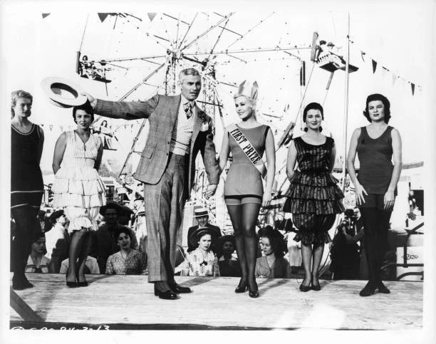JEFF CHANDLER CROWNS Kim Novak in bathing beauty contest Jeanne Ea- Old ...