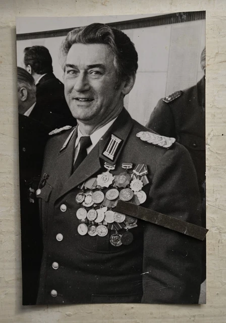 FOTO ALT DDR NVA General Ordenspange Medaille Schulterklapp Kragen Bild ...