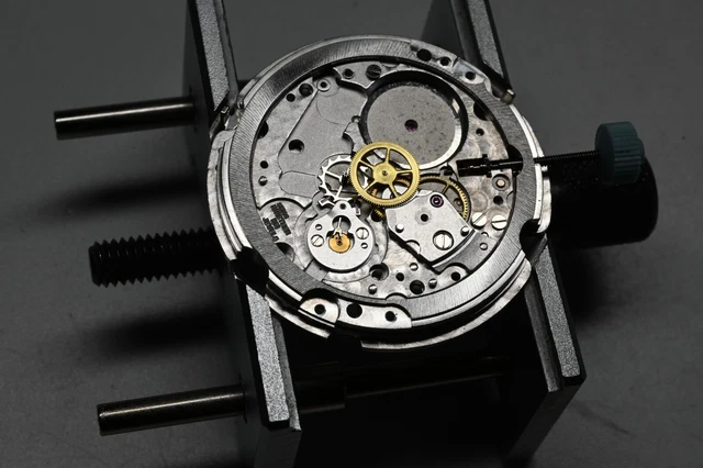 FREDERIC PIGUET FP 950 + caldendar plate - movement for parts EUR 1,00 ...