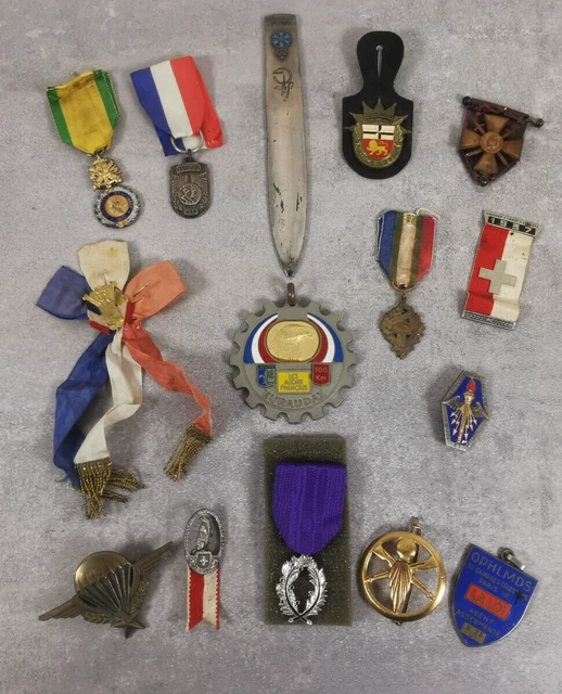 LOT 14 INSIGNES MILITAIRE et SPORT Medailles Decoration GUERRE France ... LOT 14 INSIGNES MILITAIRE et SPORT Medailles Decoration GUERRE France ...