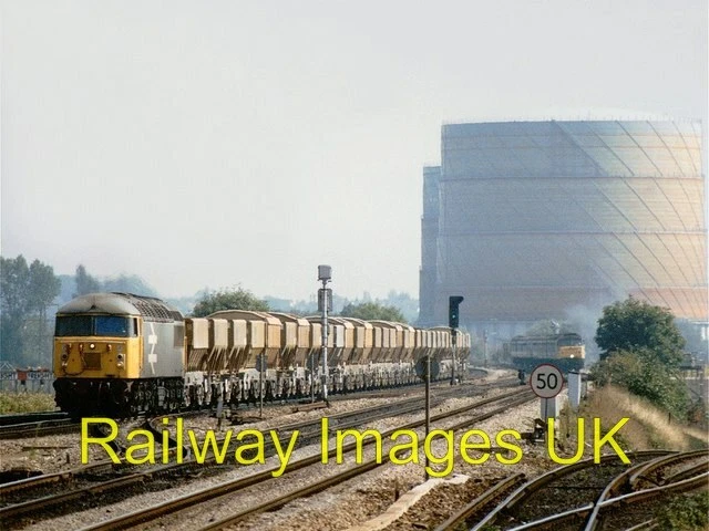 PHOTO 6X4 RAILWAY Station Reading Class 56056 is passing through with ...