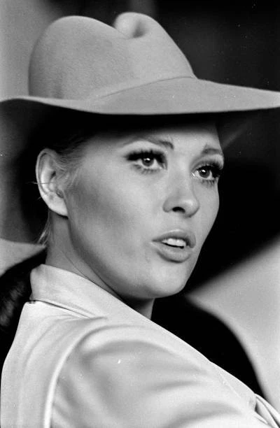FAYE DUNAWAY PREMIERE of her new film "Bonnie & Clyde" in New Yor- Old ...