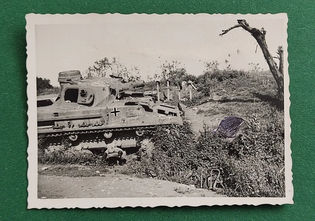 ORIGINAL PHOTO: WEHRMACHT, destroyed tank, Pz.Kpfw.lVPanzer crew buried ...