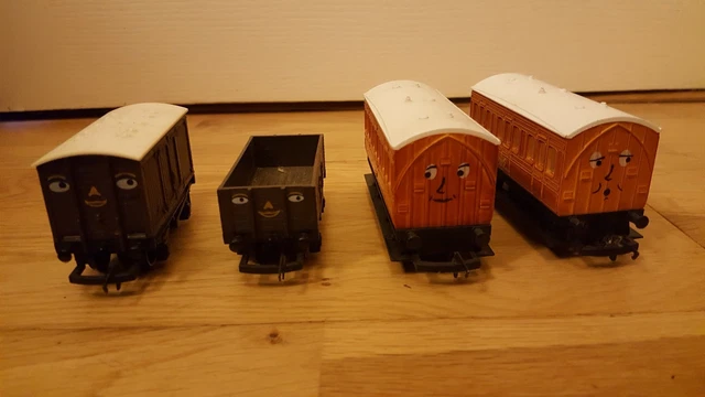 THOMAS & FRIENDS hornby clarabel & annie coaches & troublesome trucks ...