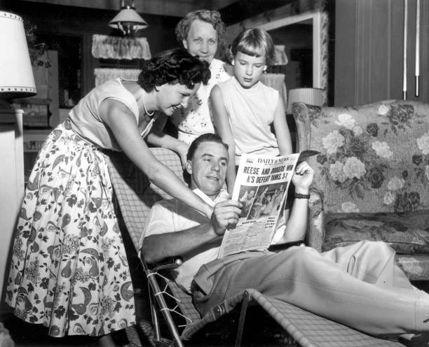 Brooklyn Dodgers Pee Wee Reese Reads The Account Of His Big Night Old Photo Eur 664