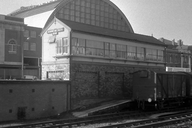 BRITISH RAIL KENSINGTON South Main signal box Rail Photo EUR 3,78 ...