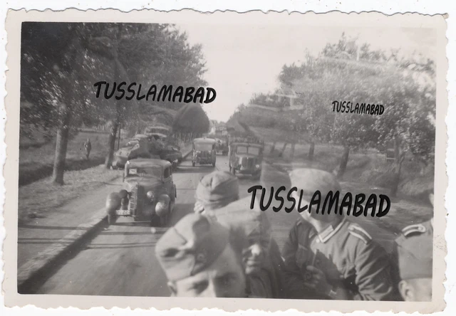 BEI VERSAILLES FRANKREICH Soldaten Straße Fahrzeuge Panzer Kolonne ...