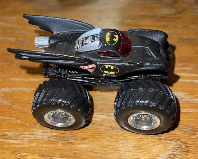 HOT WHEELS MONSTER Jam Batmobile 4x4 Monster Truck 1:64 Base in metallo ...