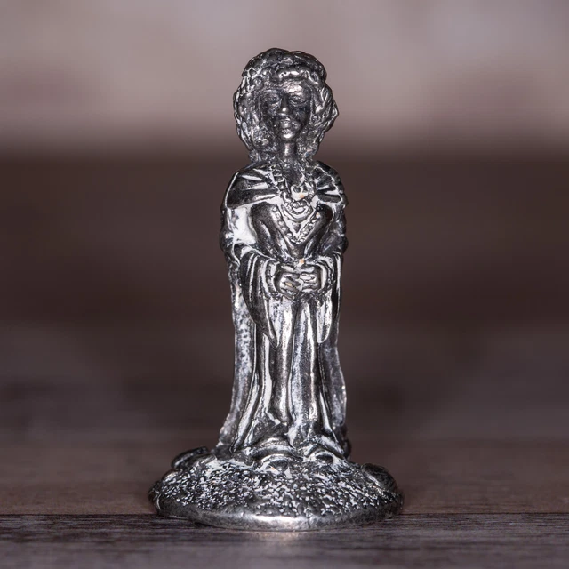 CLARECRAFT DISCWORLD PEWTER Miniature DMP58 Magrat (two available) £13. ...