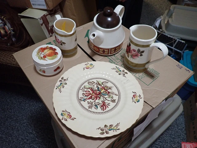 WADE POTTERY , plate only , vintage, older pattern , probably 70s ? $12 ...