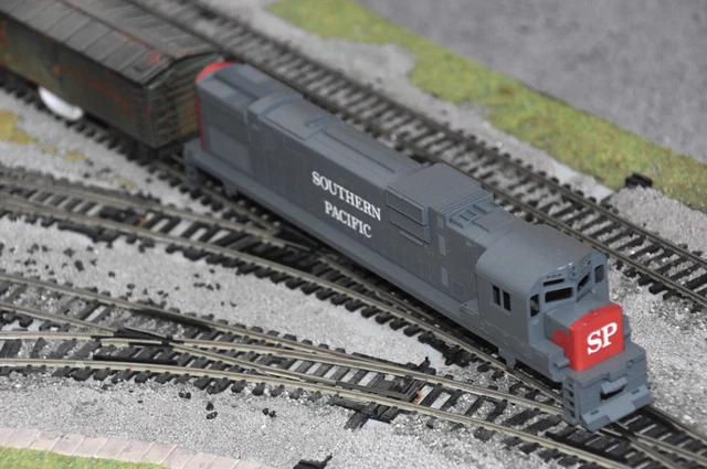SOUTHERN PACIFIC OO Gauge SP Diesel Locomotive BODY Grey vgc (possibly ...