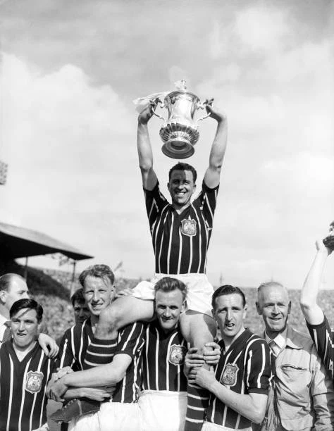 MANCHESTER CITY CAPTAIN Roy Paul shows off FA Cup after team's- 1956 ...