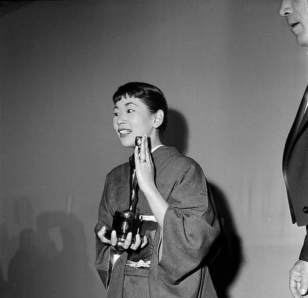 JAPANESE AMERICAN ACTRESS Miyoshi Umeki Poses With Her Oscar 1 1958 Old ...