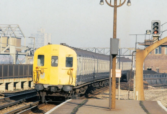 4965 RAILWAY COLOUR Slide Emu 4 Epb 5110 At Clapham Junction 1983 £3.99 ...
