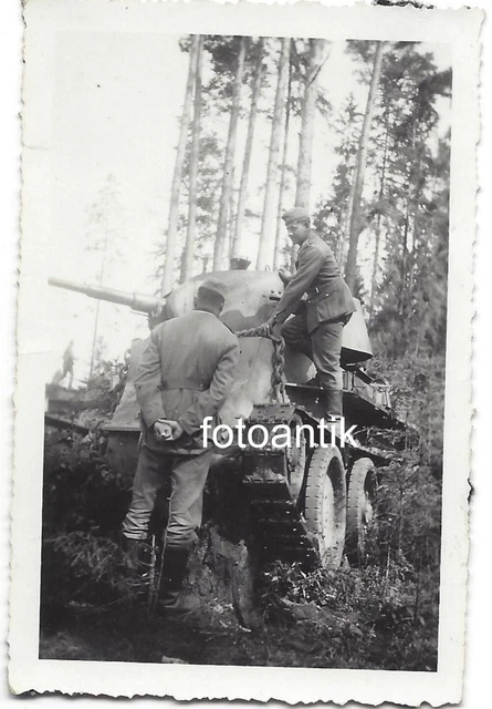 FOTO 2 WK Ostfront russischer Panzer KW 1 Beute nach Wald-Kampf ...