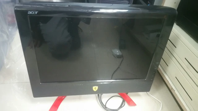 ACER FERRARI F-20 schwarz-rot 20" LCD Monitor Special Edition eingebaut ...