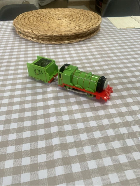 TOMY TRACKMASTER THOMAS The Tank Engine Battery Train Set Henry and ...