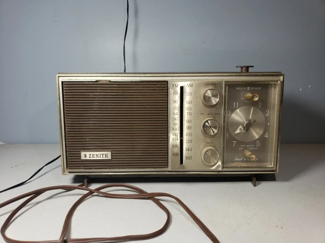VINTAGE ZENITH SOLID State Clock Radio Model Z4681 Alarm Clock Radio £ ...