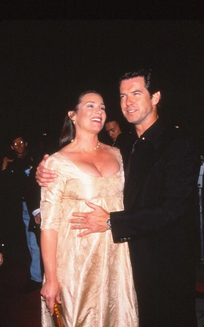 DIA PIERCE BROSNAN und Keely Shaye Smith 1996 KB-format Fotograf P11-23 ...
