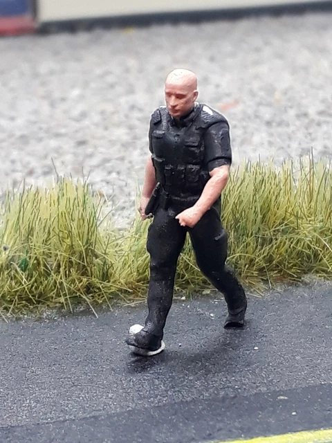MASSSTAB 3D00/1.76 FIGUREN handbemalt bewaffneter Polizist läuft sehr schnell EUR 1,14 - PicClick DE