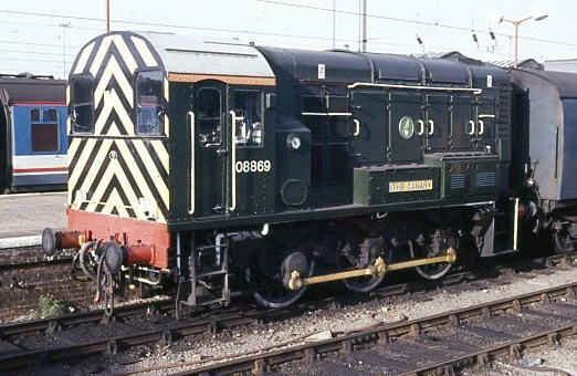 ORIGINAL COLOUR SLIDE of green 08869 BR class 08 diesel shunter loco £2 ...