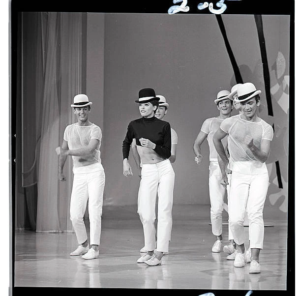 JULIET PROWSE WITH Dancers On Hollywood Palace 1964 OLD TV PHOTO 5 EUR ... JULIET PROWSE WITH Dancers On Hollywood Palace 1964 OLD TV PHOTO 5 EUR ...