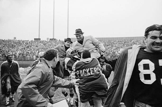 GREEN BAY PACKERS Coach Vince Lombardi hauled up on shoulders - 1961 ...