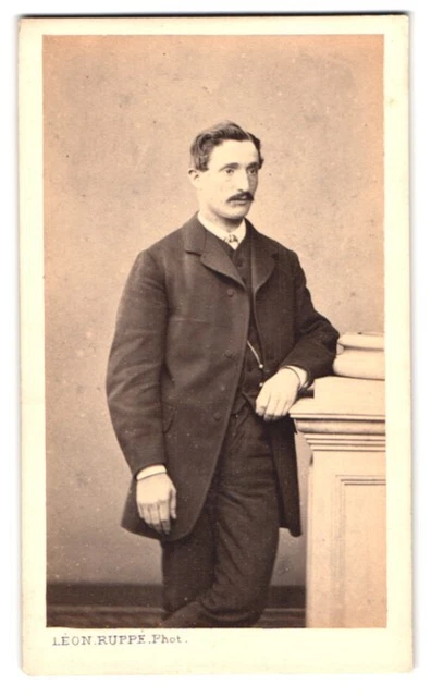 PHOTO LÉON RUPPÉ, Vire, Portrait de junger Herr in modischer Kleidung ...