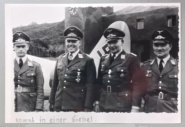 MÜNSTER I.W., GENERALFELDMARSCHALL Kesselring nach Landung am Flugplatz ...