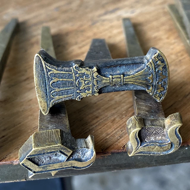 LOT DE 6 anciens fers à dorer lettres gothiques en bronze, Calice EUR ...