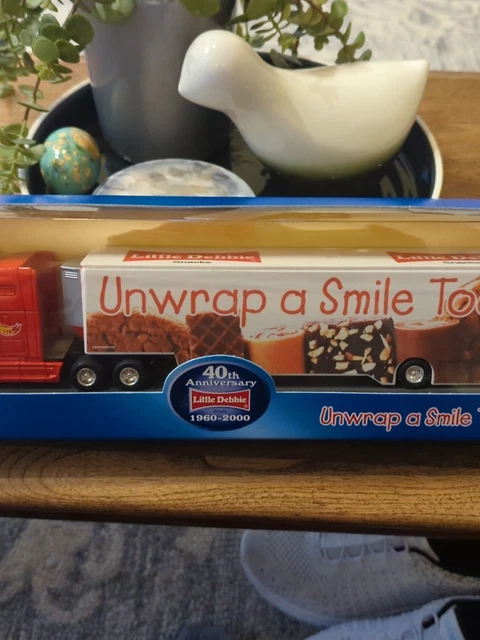 NEW HOT WHEELS 40th Anniversary Little Debbie Semi Truck/Trailer #24520 ...