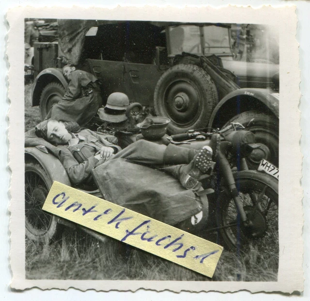 FOTO : schweres WH-Krad-Gespann mit schlafenden Kradmeldern im 2.WK EUR ...