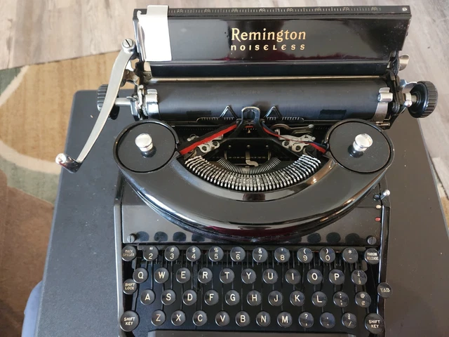 VINTAGE REMINGTON NOISELESS Model 7 Typewriter in prestine condition ...