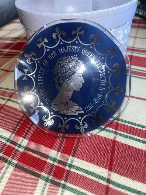 VINTAGE QUEEN ELIZABETH'S II Silver Jubilee Glass plate 1952 - 1977 £8. ...